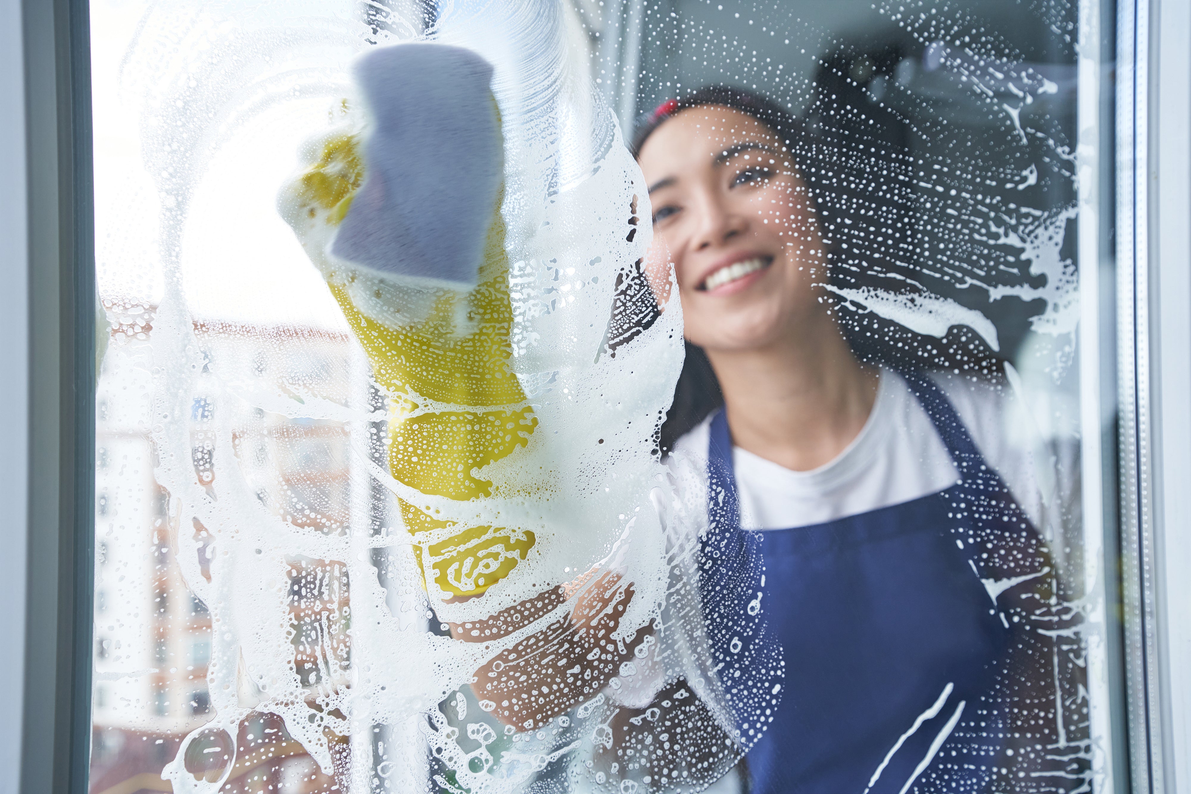 How to properly wash your windows? – Groupe Royalty Portes et Fenêtres